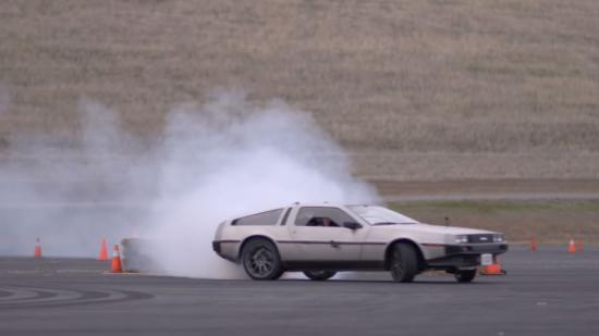 Deze Delorean drift er autonoom op los - Autoblog.nl